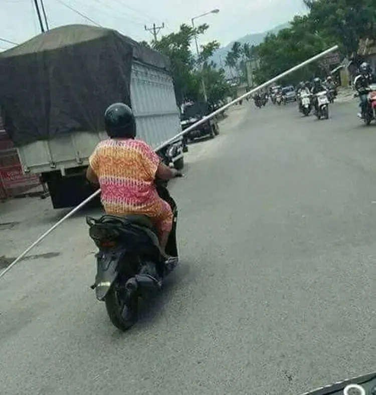11 Potret Outfit Nyeleneh Emak Emak Naik Motor Auto Jadi Pusat