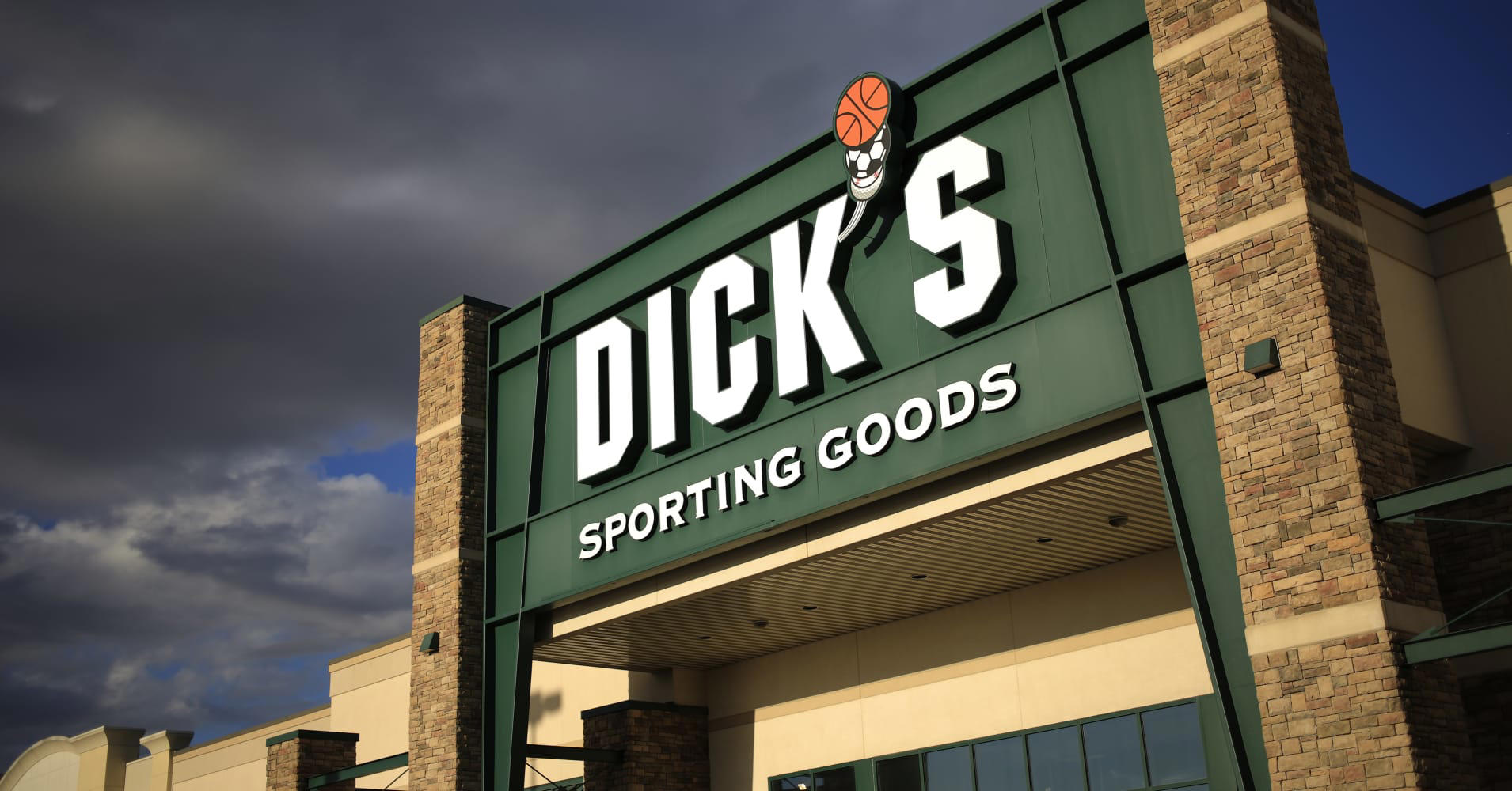 Dicks Shares Fall 24 As Retailer Slashes Outlook Over Theft Concerns